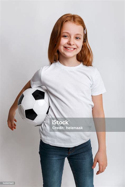 귀여운 꼬마는 축구 선수가되는 꿈을 꿉니다 축구를 가진 빨간 머리 소녀 소녀에 대한 스톡 사진 및 기타 이미지 소녀 스포츠 십대 소녀 Istock