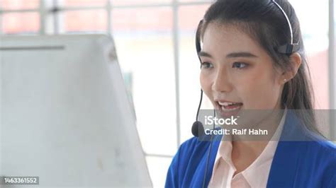 사무실에서 적극적으로 일하는 헤드셋을 착용 한 사업가 콜 센터 텔레 마케팅 고객 지원 에이전트는 전화 화상 회의 통화에 대한