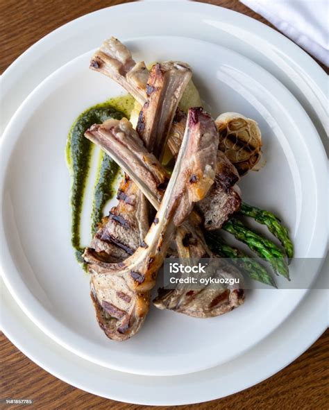 그린 허브 소스와 아스파라거스를 곁들인 구운 양갈비 튀긴 야채를 곁들인 양고기 볶음 평면도 건강한 식생활에 대한 스톡 사진 및 기타 이미지 Istock