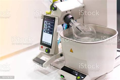 과학을 위한 화학 실험실에서 높은 회전 진공 증발기의 증류 플라스크 닫기 0명에 대한 스톡 사진 및 기타 이미지 0명 감소 건강관리와 의술 Istock