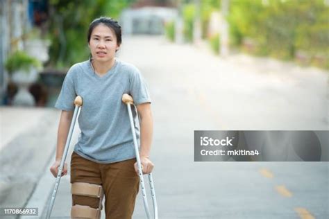 목발이나 걷는 막대기 또는 무릎 지지대를 가진 장애인 여성은 뒤쪽에 서 반 몸 거리에 대한 스톡 사진 및 기타 이미지 거리 건강관리와 의술 건강한 생활방식 Istock
