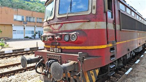 Спират влаковете и колите в района на ЖП прелез Надарево Новини бг