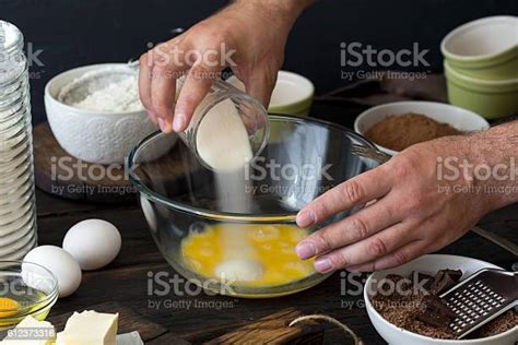 셰프가 초콜릿 디저트 를 만들기 위한 재료를 혼합합니다 가정 주방에 대한 스톡 사진 및 기타 이미지 가정 주방 가정의 방 갈색 Istock