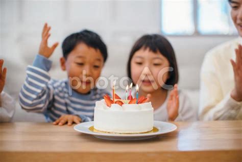 ケーキで祝う家族 No 23534382｜写真素材なら「写真ac」無料（フリー）ダウンロードok