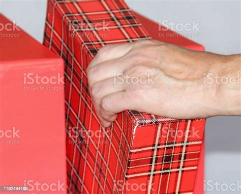 비즈니스 남자는 자신의 책상에서 빨간색 체크 폴더를 가지고 개체 그룹에 대한 스톡 사진 및 기타 이미지 개체 그룹 금융 문구류 Istock