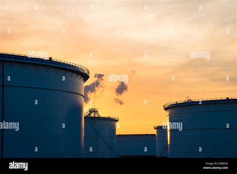 Petroleum And Gas Storage Tanks Hi Res Stock Photography And Images Alamy