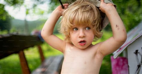 토플리스 작은 금발 소년은 여름에 야외에서 모자를 쓰고 카메라를 보고 있다 사진 Unsplash의 슬로바키아 이미지