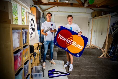 Met Een Schietapparaat Veroveren Tom En Olivier De Wollen Vloerkleden Markt Foto Tubantia Nl