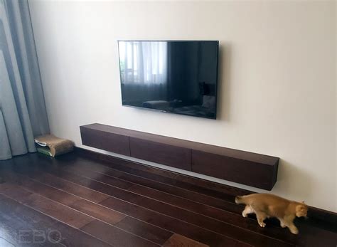 Коричневая узкая подвесная тумба под телевизор в отделке шпоном дуба в ...
