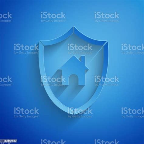 파란색 배경에 격리 된 방패 아이콘이있는 종이 컷 하우스 보험 개념 보안 안전 보호 개념 보호 종이 아트 스타일입니다 벡터