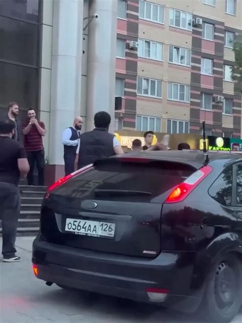 فیلم بیهوش شدن دختر جوان با ضربه پا پسر بی رحم