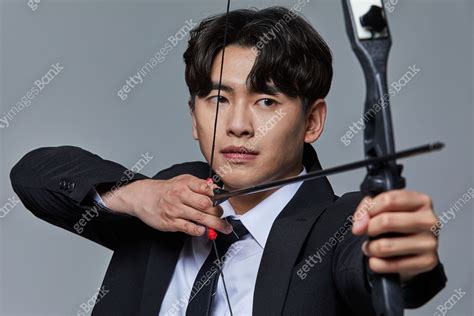 양궁 스포츠 시합 활 활과화살 도전 컨셉 비즈니스 비즈니스맨 사업가 열정 컨셉 위기극복 자신감 이미지 Jv12307788 게티이미지뱅크