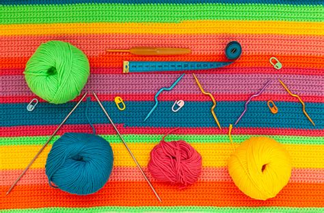 모두 손 뜨개질용입니다 다색 실 핀 직물 측정 미터 및 다양한 뜨개질 바늘의 공이 있는 니트 다색 수제 직물 0명에 대한 스톡 사진 및 기타 이미지 Istock