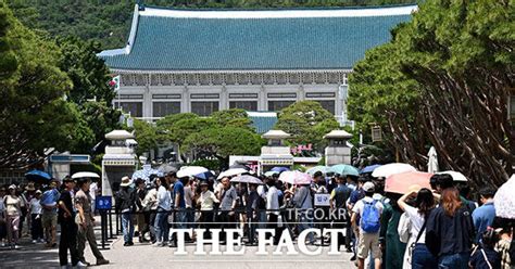 이젠 다시 못오나…대통령 집무실 이전 방침에 붐비는 청와대 [tf사진관]