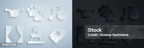 어트랙션 회전 목마 하나의 큰 바퀴와 하나의 작은 바퀴가 있는 빈티지 자전거 커튼 티켓 발 프린트 및 광대 모자 벨 아이콘을 설정합니다 벡터 3차원 형태에 대한 스톡 벡터