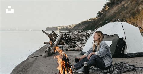 해변에서 모닥불 옆에 앉아 있는 남자 사진 Unsplash의 무료 텐트 이미지