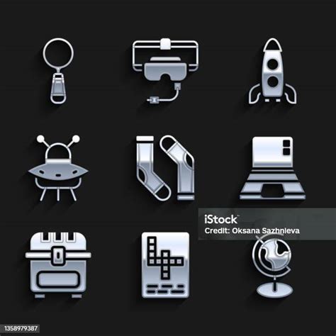 세트 양말 크로스 워드 지구 지구 노트북 골동품 보물 상자 Ufo 비행 우주선 로켓과 돋보기 아이콘 벡터 Launch Party에 대한 스톡 벡터 아트 및 기타 이미지