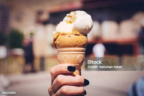 나무 배경에 바닐라와 라즈베리 아이스크림신선한 와플 콘을 들고 여자의 손을 이미지를 닫습니다 산책 야외 아이스크림에 대한 스톡 사진 및 기타 이미지 Istock