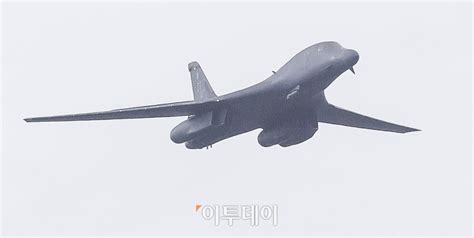 미국 전략폭격기 B 1b 국군의 날 앞서 한반도서 연합훈련