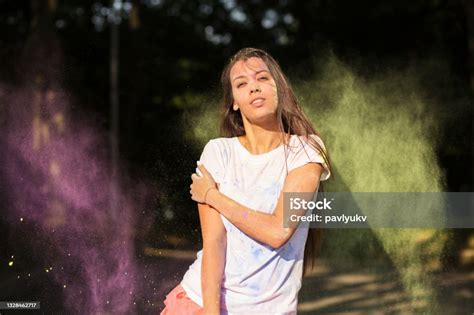 흰색 셔츠를 입고 녹색과 보라색 홀리 페인트로 연주 하는 웅장한 무두질 아시아 모델 20 24세에 대한 스톡 사진 및 기타 이미지 20 24세 거리 건조 기후