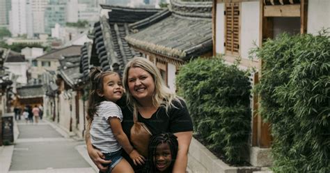 두 명의 여성과 한 아이가 사진을 찍기 위해 포즈를 취하고 있다 사진 Unsplash의 도시의 이미지