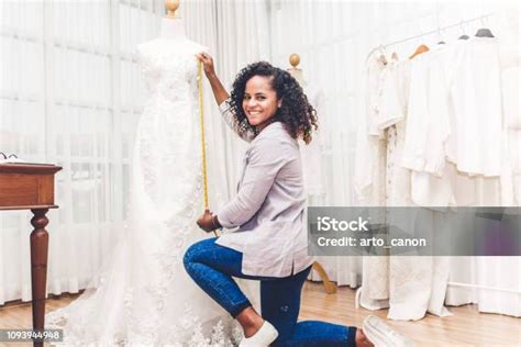 아프리카계 미국인 흑인 여성 패션 디자이너 워크숍 스튜디오에서 마네킹에 드레스 피팅 테이프 미터를 사용 하 여 작업을 서 서