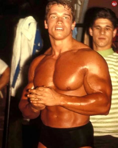 آرنولد در دوران جوانی و در حال فیگور گرفتن؛ 50 سال قبل