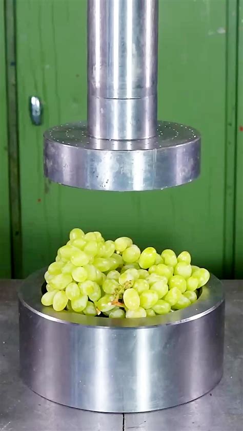 له شدن وسایل زیر دستگاه پرس انگور ساعت و