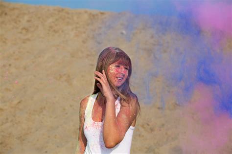 흰색 티셔츠를 입고 사막에서 홀리 축제를 즐기는 영광스러운 젊은 여성 25 29세에 대한 스톡 사진 및 기타 이미지 25