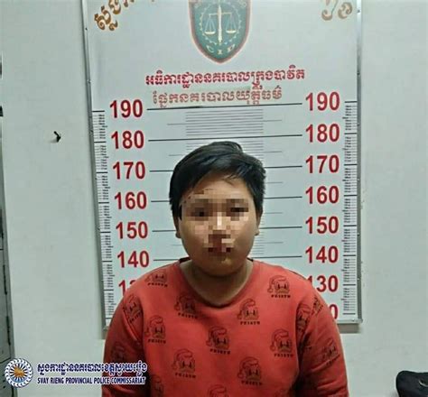 សមត្ថកិច្ចបញ្ជូនជនសង្ស័យ៥នាក់ទៅតុលាការខេត្តស្វាយរៀងករណីលួចមានស្ថានទម្ងន់ទោស ឆក់កាបូប