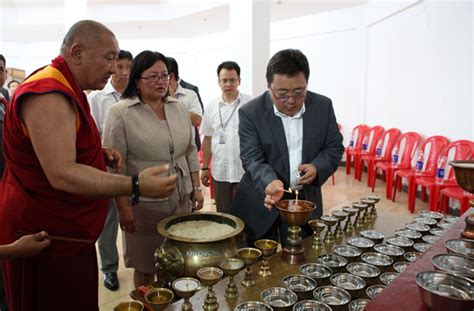 Ерөнхийлөгч Ц Элбэгдорж гэргий Х Болормаагийн хамт шашин соёлын зарим дурсгалт газруудаар аяллаа