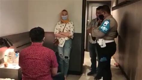 Viral! Video Polwan Digerebek Suami Berduaan di Kamar Hotel, Propam Turun Tangan - ERA.ID