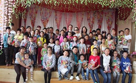 Иргэдийн төлөөлөгч А Отгонбаатар олон хүүхдүүдийг баярлууллаа