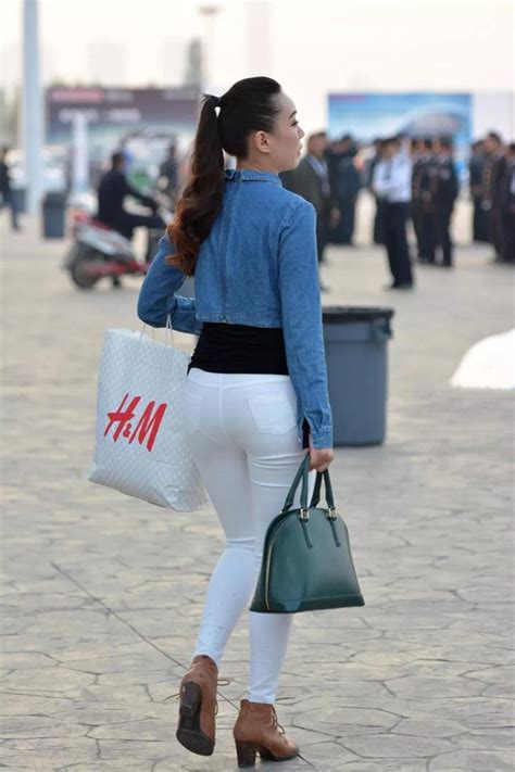 气质小姐姐白色紧身裤大秀美腿 衬衫 小姐姐 紧身裤 新浪新闻