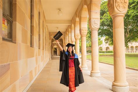What A Fun Grad Photo Session Looks Like Uq Graduation Photo