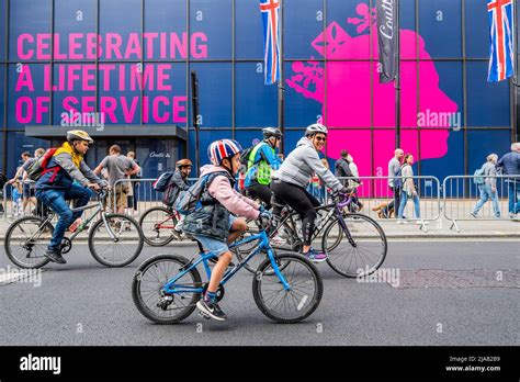 London Uk 29th May 2022 Passint The Tribute To The Queen On Her Bank Coutts To Celebrate