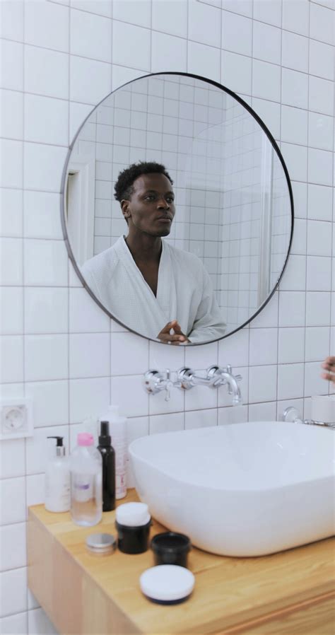 거울을보고 남자 만지는에 관한 무료 스톡 동영상