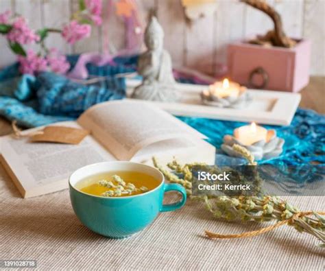 장식이 달린 청록색 컵에 담긴 차 그리스 산 차 허브 차 화이트 티 컵에 대한 스톡 사진 및 기타 이미지 컵 책 0명 Istock