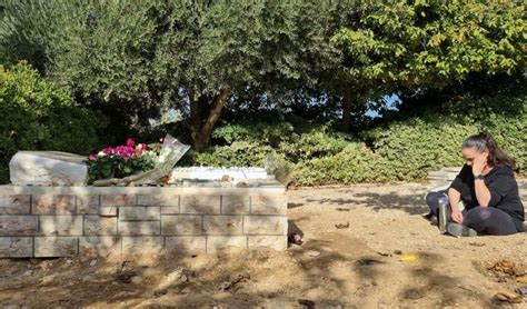 אילנה קוריאל זה רק סיפור אחד על אימא אחת שעמדה ושאלה למה דר מעיין שרמן מול קבר בנה רון זל