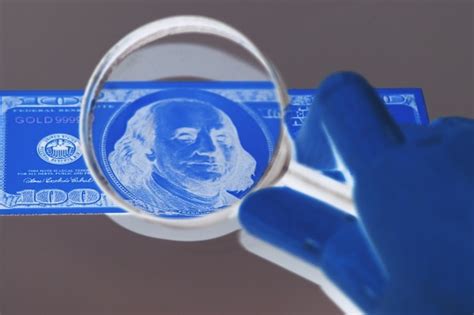 100 달러 지폐에 돋보기를 사용하는 로봇 손 로봇 생활의 개념 개념에 대한 스톡 사진 및 기타 이미지 개념 개념과 주제 구매 Istock