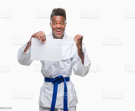 젊은 아프리카계 미국인 남자 기모노 지주 종이 자랑 비명과 축 하 하는 승리와 성공 매우 흥분된을 입고 격리 된 배경 위에 환호 하는 감정 가라테에 대한 스톡 사진 및 기타