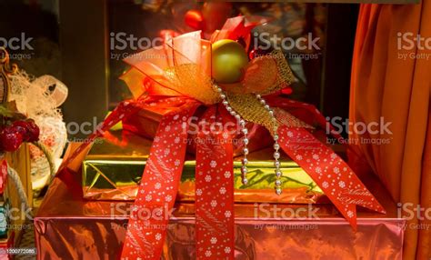 화려한 종이에 싸여 아름 다운 배열에 리본으로 장식 된 겹쳤다 크리스마스 선물 상자입니다 수평 클로즈업 12월에 대한 스톡 사진