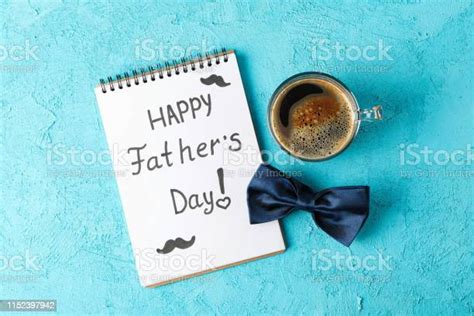 비문 행복 아버지의 날 푸른 나비 넥타이와 색 배경에 커피 한잔 텍스트와 평면도에 대 한 공간을 가진 노트북 0명에 대한 스톡 사진 및 기타 이미지 Istock