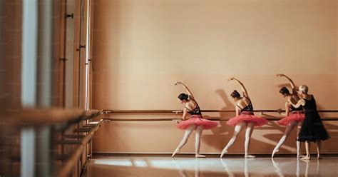 댄스 스튜디오에서 발레 선생님과 함께 수업을 듣는 여성 발레 댄서들의 뒷모습 공간을 복사합니다 사진 Unsplash의 틴에이저 이미지