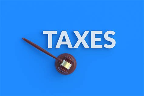 파란색 배경에 나무 판사 망치 근처 단어 세금 변호사 서비스 지불 회피에 대한 책임과 처벌 세제 개혁 개념 맨 위 보기입니다 3d 렌더 3차원 형태에 대한 스톡 사진 및