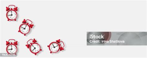 텍스트 공간이있는 회색 배경에 빨간색 알람 시계 패턴의 플랫 레이 컴포지션 플랫 레이 상단 보기 개념에 대한 스톡 사진 및 기타 이미지 Istock