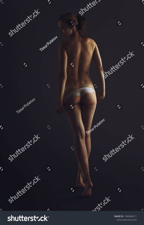Naked Woman On Dark Background Foto De Stock Shutterstock