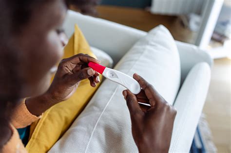 집에서 임신 테스트를받는 인식 할 수없는 여성의 자른 샷 25 29세에 대한 스톡 사진 및 기타 이미지 25 29세 개성