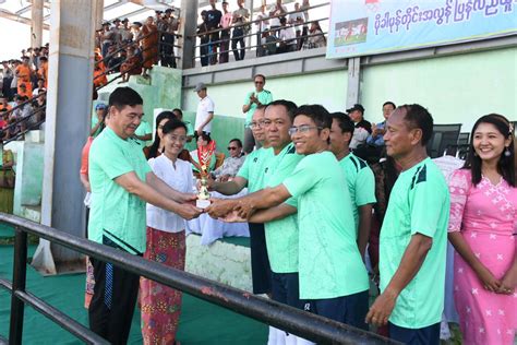 ရခိုင်ပြည်နယ်ဝန်ကြီးချုပ် ဦးထိန်လင်း စုပေါင်းသန့်ရှင်းရေးဆောင်ရွက်နေမ