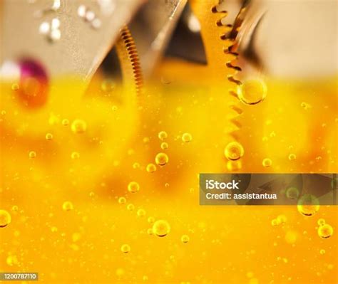 오일의 메탈 기어 자동차 서비스 개념입니다 메커니즘 엔진 모터의 오일 변화 가솔린에 대한 스톡 사진 및 기타 이미지 가솔린 강철 개념 Istock